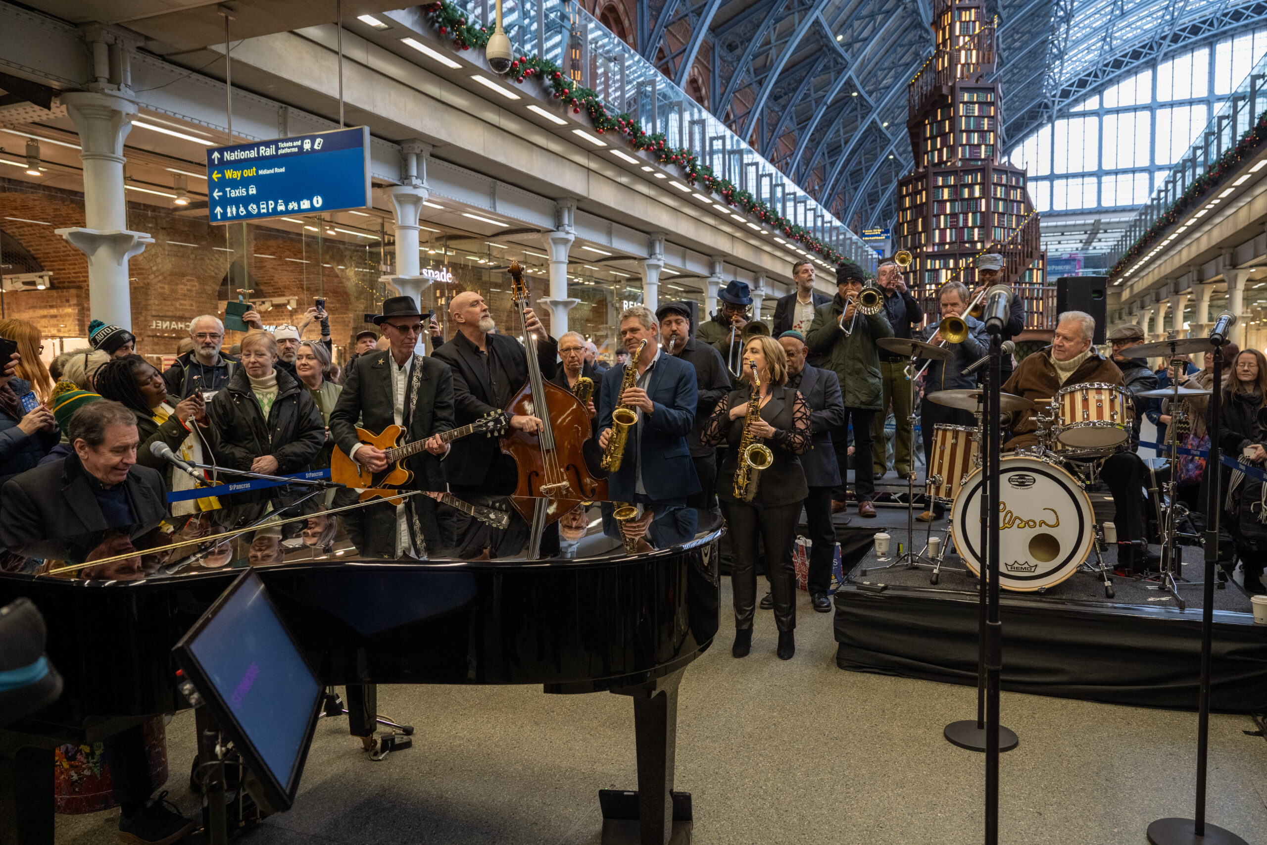 Sir Rod Stewart and Jools Holland Surprise at St. Pancras