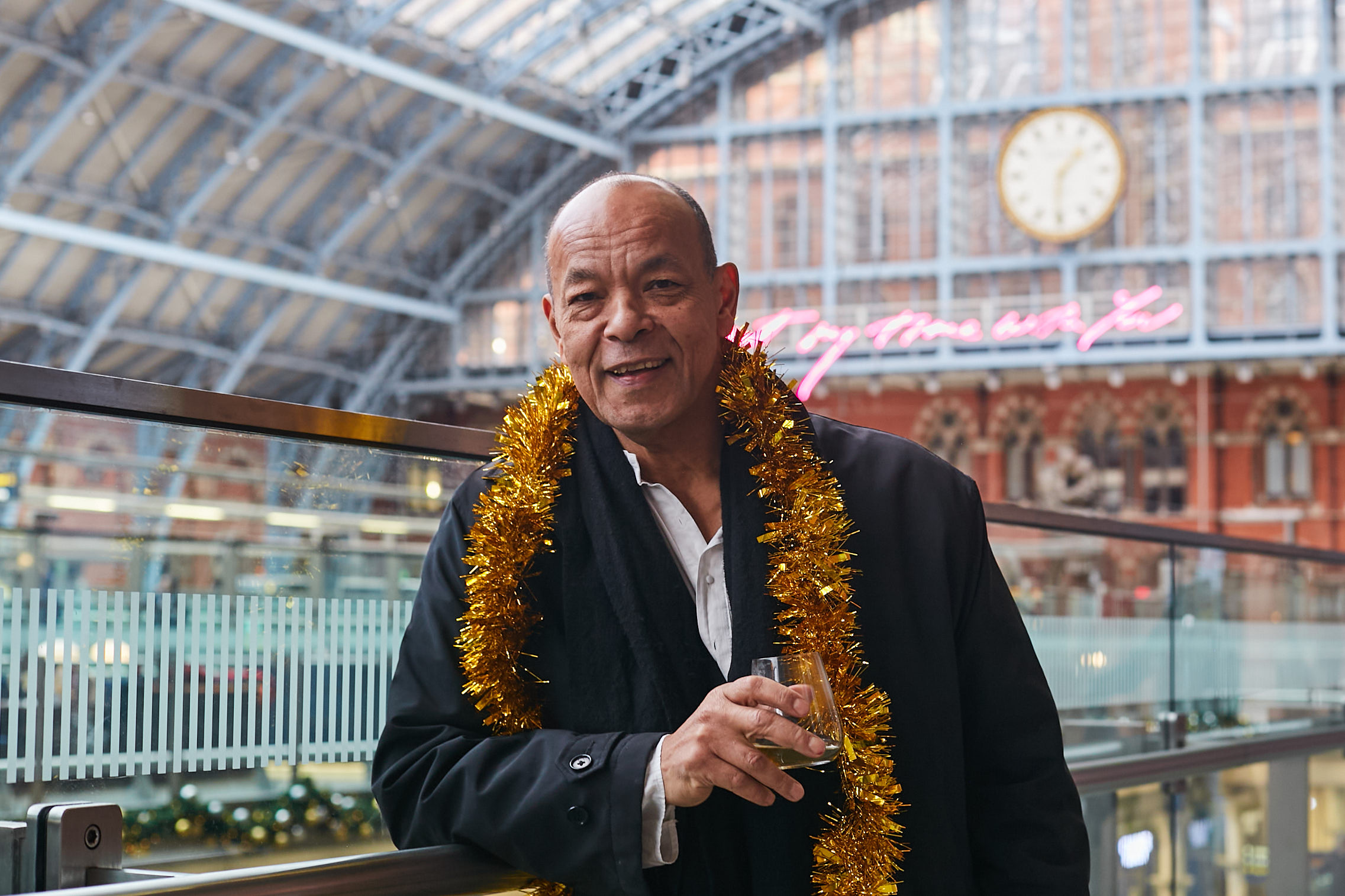 Roland Gift surprise performance at St. Pancras International